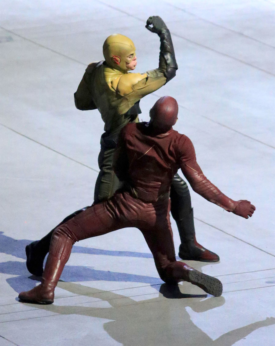 The Reverse Flash zooms into The Flash